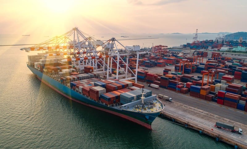 Optimizing coordination between shipping lines and ports to reduce CO2 ...
